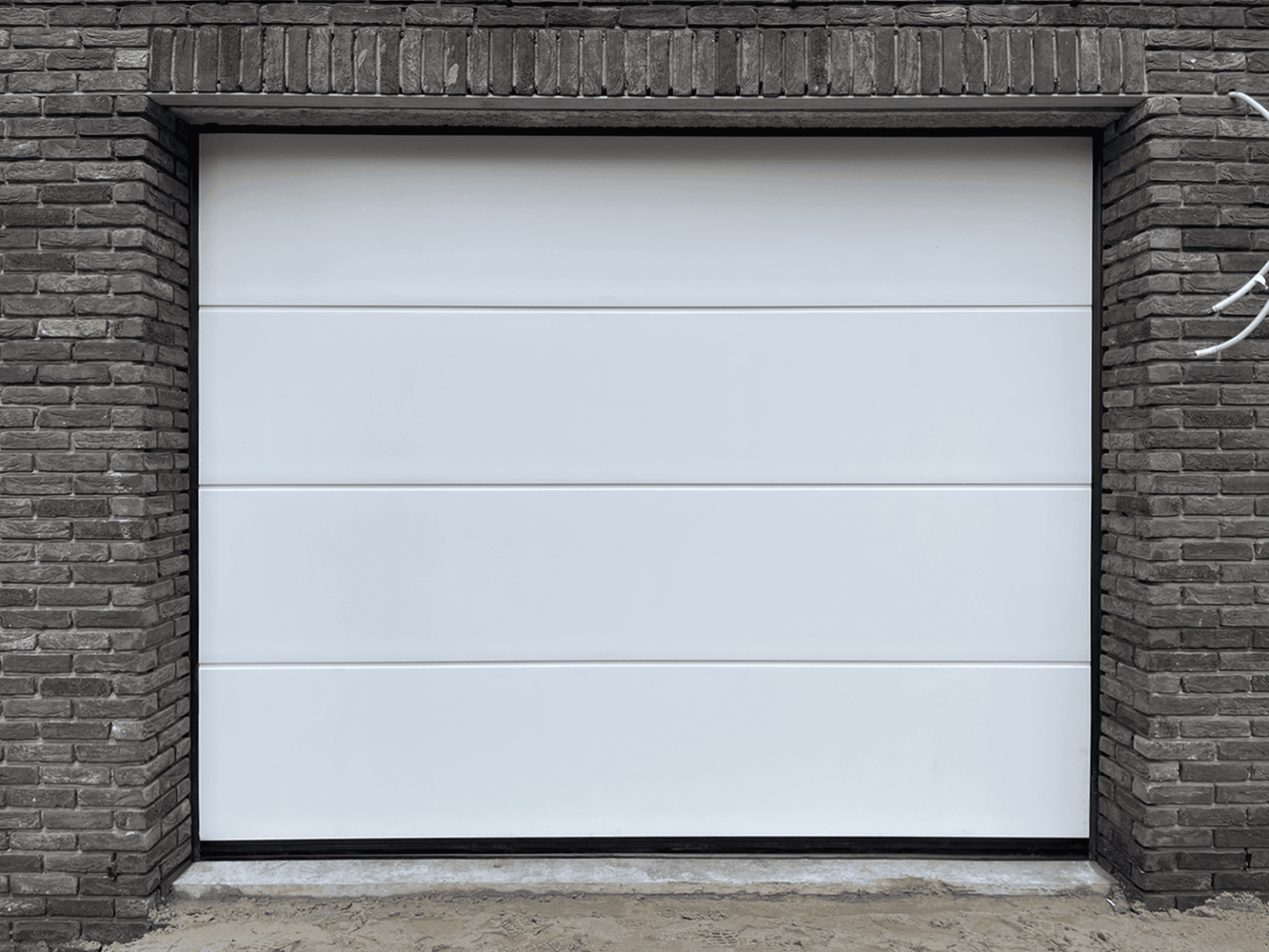 Strakke witte sectionale garagedeur – Garagepoorten Vlaanderen ...