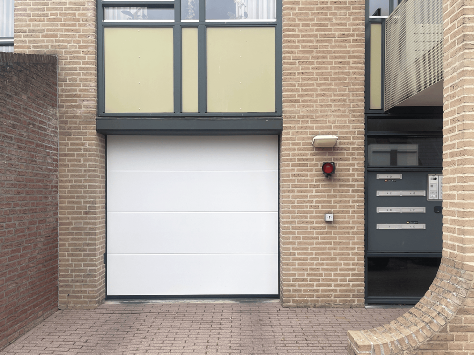 Strakke witte sectionale garagedeur – Garagepoorten Vlaanderen ...