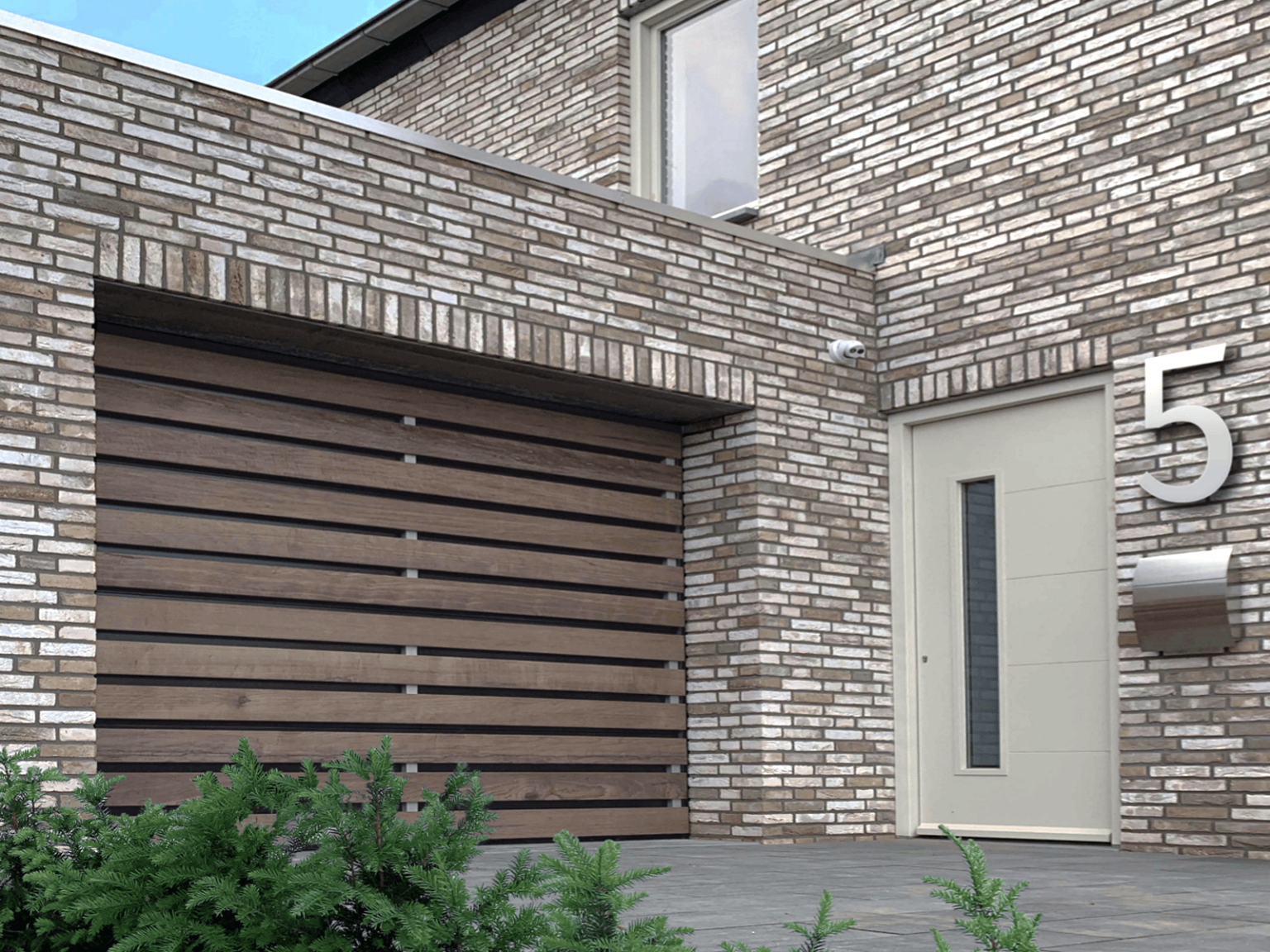 Horizontale houten lamellen met garagedeur – Natuurlijke uitstraling ...