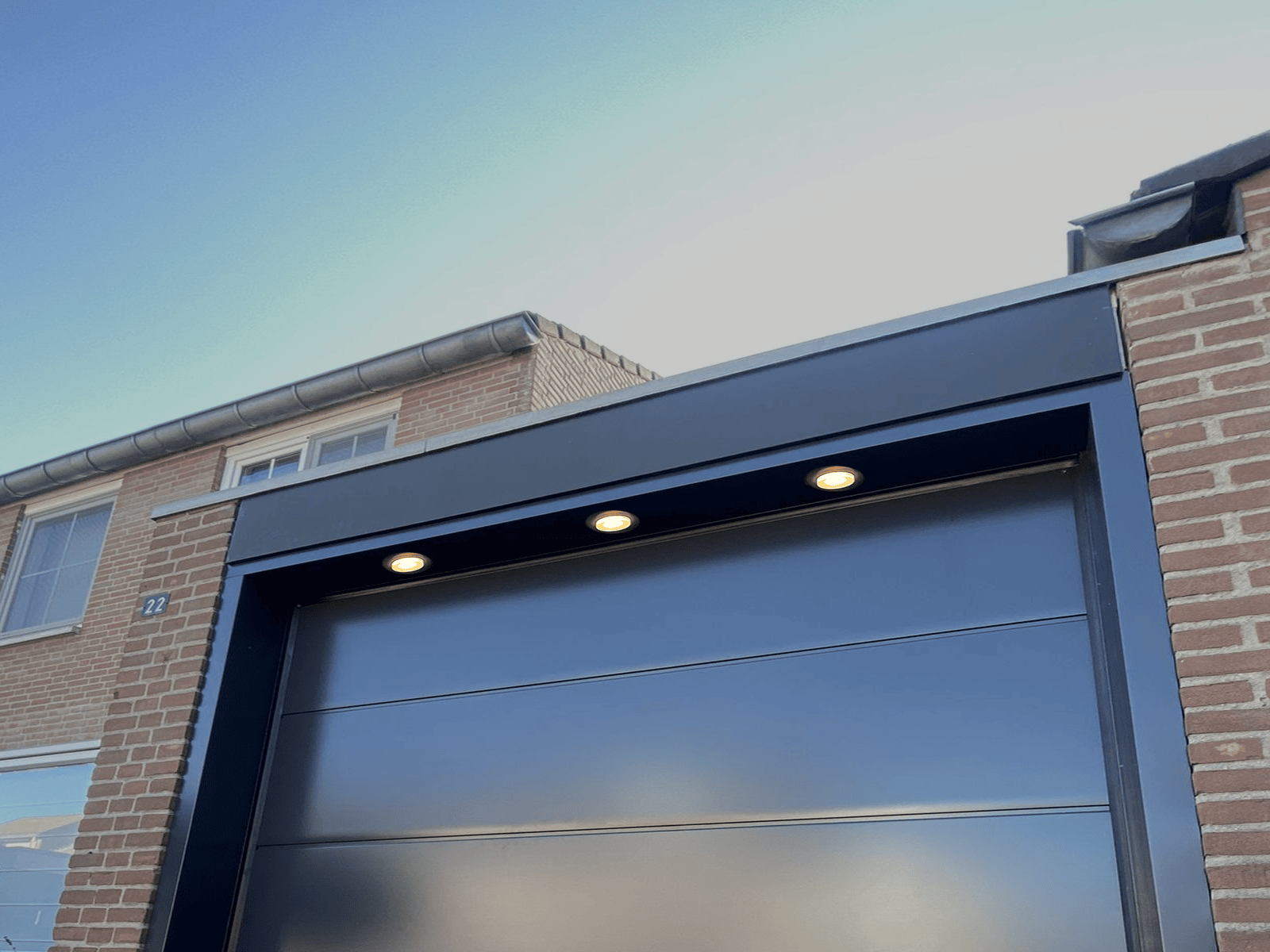 Zwarte sectionale garagedeur met LED-verlichting – Garagepoorten ...